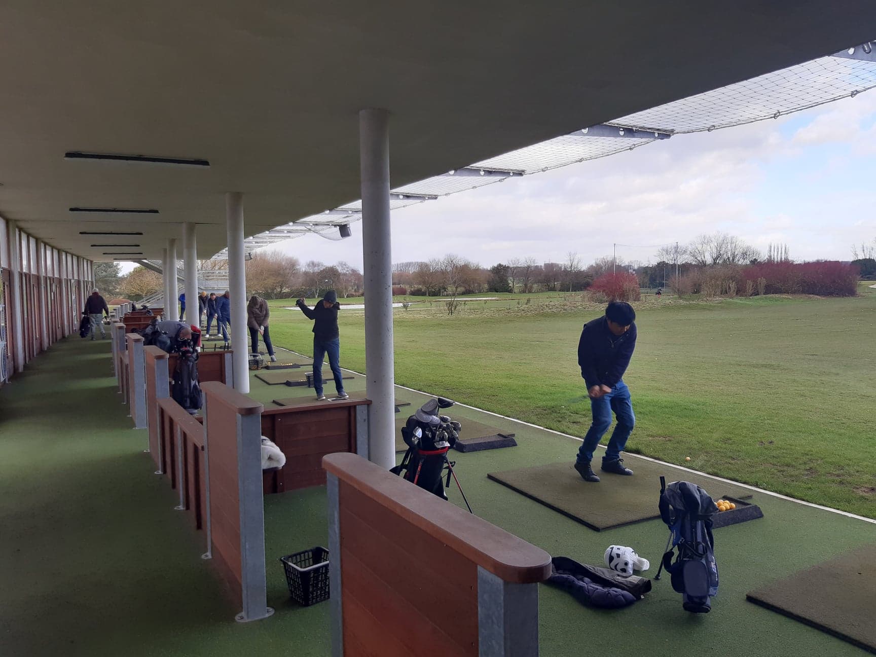 On a testé les practices de golf intérieur et extérieur d'Inesis
