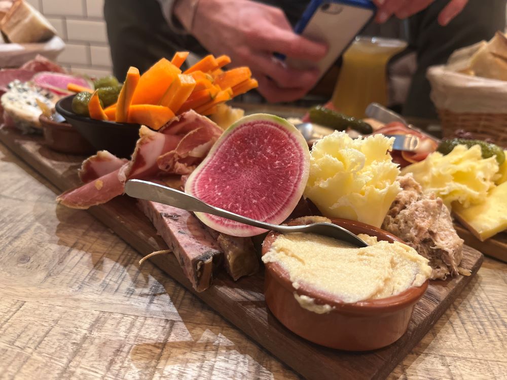 On a testé le 17.45 - Le bar du Vieux-Lille spécialiste de la planche apéro