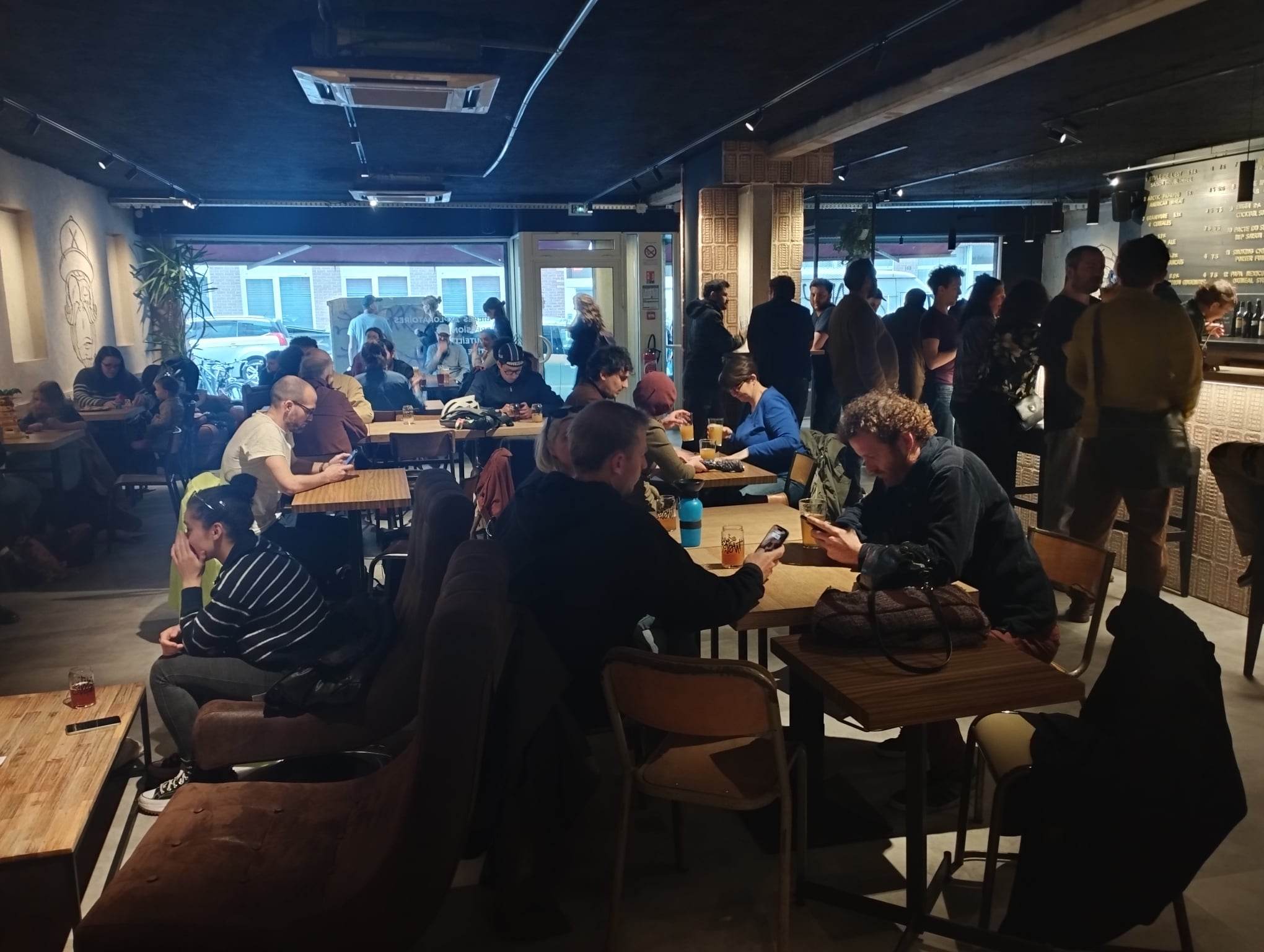 On a testé le bar taproom du Singe Savant, les Daft Punk de la bière à ...