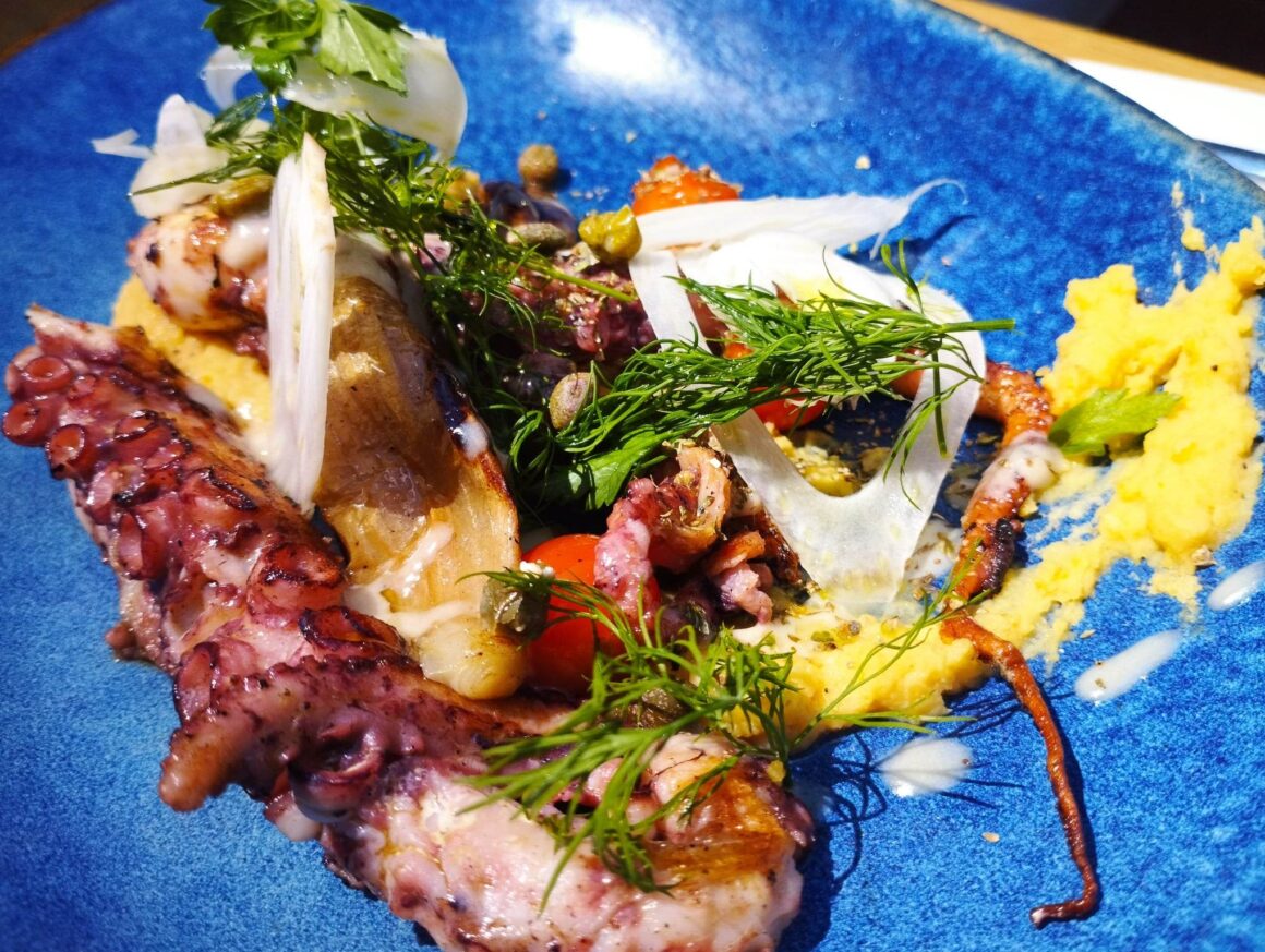 On a testé le restaurant Yaya - Délices grecs sur les remparts du Vieux ...